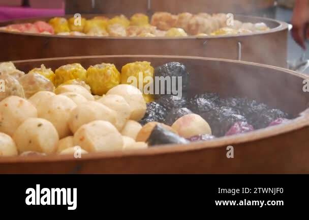 Street food : fresh dim sum in bamboo steamer, chinese cuisine for sale ...