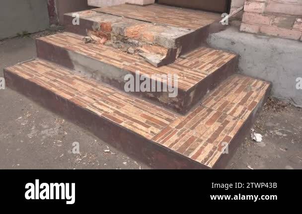 Poor construction of concrete steps on the porch, destruction of tile ...