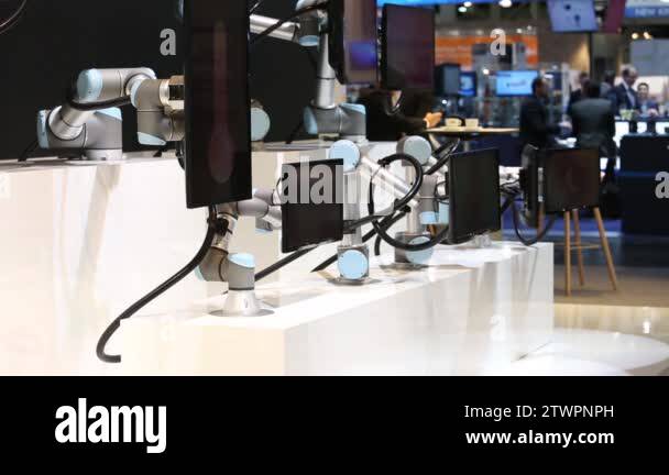 Universal Robots presenting practical examples show how flexible ...