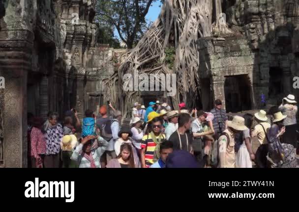 ANGKOR WAT, CAMBODIA, APRIL 2017: Numerous sightseeing groups walk ...