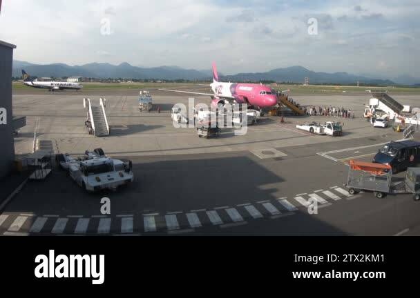 Airplane airport cargo boarding Stock Videos & Footage - HD and 4K ...