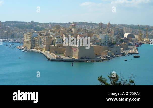 The city of Senglea (L-Isla) is the medieval fortress, facing the Grand ...