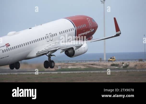 Boeing 737 800 wheels down Stock Videos & Footage - HD and 4K Video ...