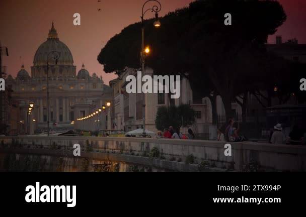 Dusk view of the Papal Basilica of Saint Peter in the Vatican (Basilica ...