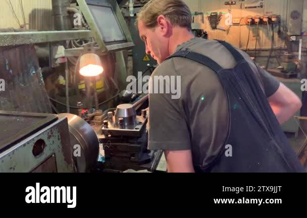 Turner behind a turning and milling machine. Product turning according ...