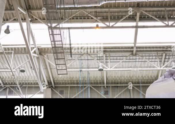 Builders bottom Stock Videos & Footage - HD and 4K Video Clips - Alamy