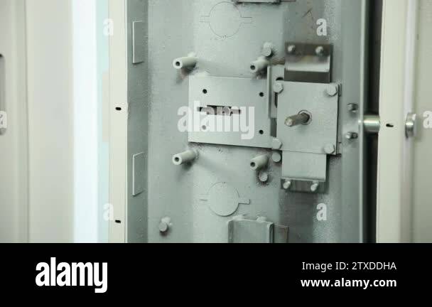 Check of the locking mechanism of the safe. The mechanism is checked ...