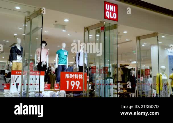 Uniqlo shop china Stock Videos & Footage - HD and 4K Video Clips - Alamy