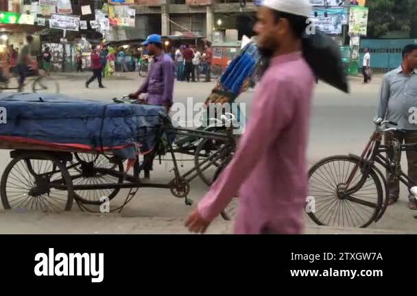 Unidentified people and street traffic at the Ring Road in the Adabor ...
