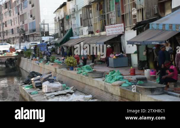 BANGKOK, THAILAND - DECEMBER 3 : Thai people working build walkway at ...