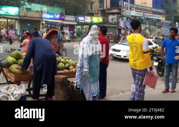 Unidentified people and street traffic at the Ring Road in the Adabor ...