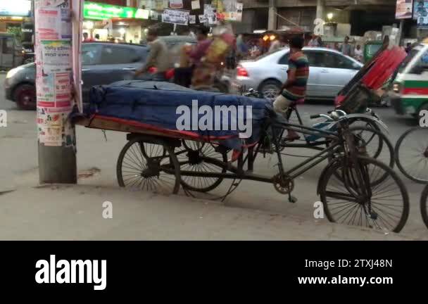 Unidentified people and street traffic at the Ring Road in the Adabor ...