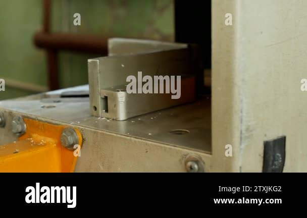 Production of pvc windows, machine-tool for gluing the corners of the ...