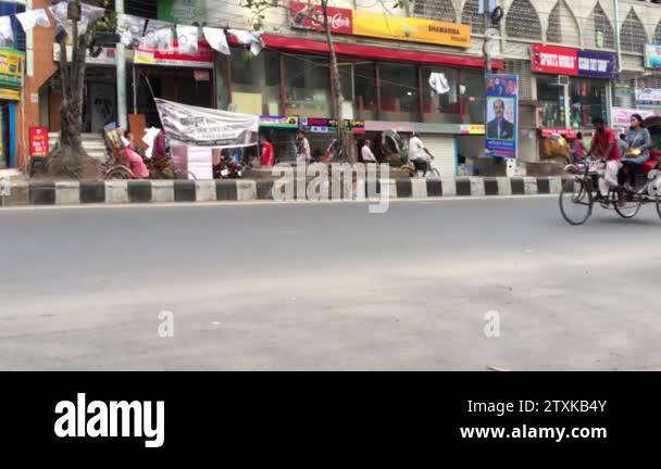 Unidentified people and street traffic at the Ring Road in the Adabor ...