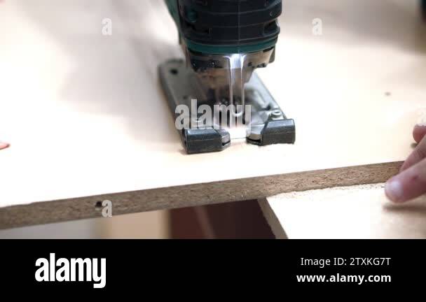 Work with a manual electric fret saw. Completion of the cut panel ...