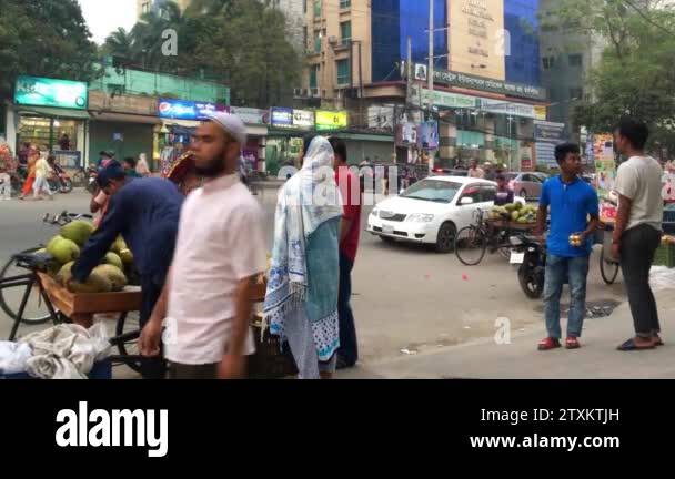 Unidentified people and street traffic at the Ring Road in the Adabor ...