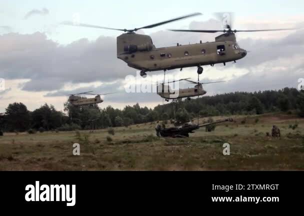 Chinook helicopter lifting an M777 Ultra-lightweight Field Howitzer ...