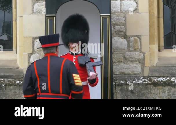 Beefeater soldier Stock Videos & Footage - HD and 4K Video Clips - Alamy