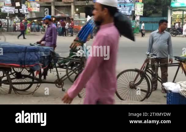 Unidentified people and street traffic at the Ring Road in the Adabor ...