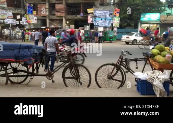 Unidentified people and street traffic at the Ring Road in the Adabor ...
