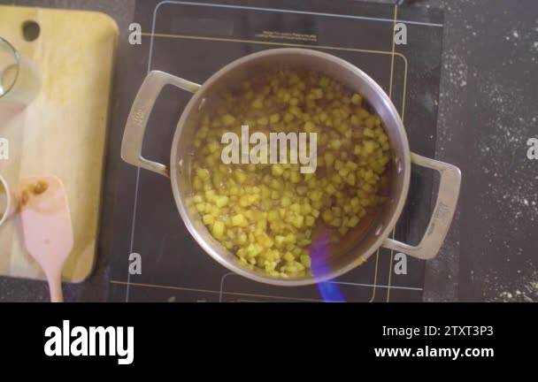 Apple flambe Stock Videos & Footage - HD and 4K Video Clips - Alamy