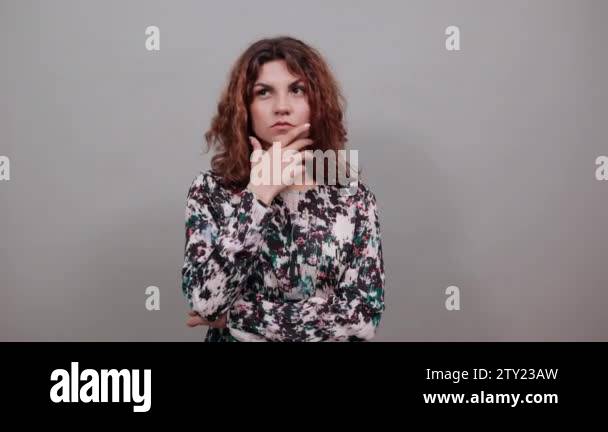 Shocked caucasian young woman pointing finger up, opened mouth ...