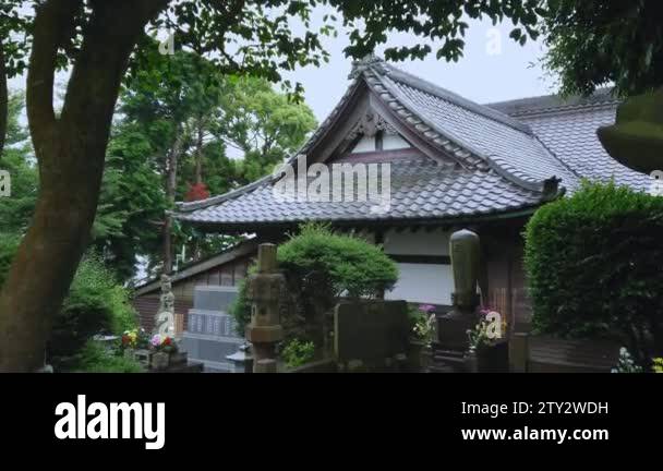 Shinto Shrine in Kamakura - the famous Tsurugaoka Hachiman-gu shrine ...