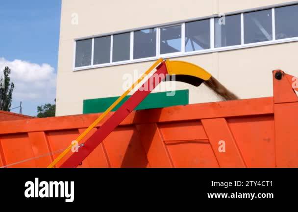 Grain thrower Stock Videos & Footage - HD and 4K Video Clips - Alamy