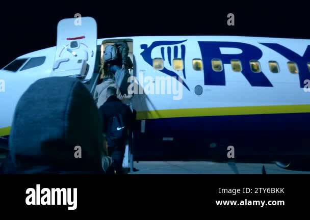 Jet aircraft ryanair Stock Videos & Footage - HD and 4K Video Clips - Alamy