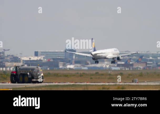 Lufthansa Airbus A321 landing Stock Video Footage - Alamy