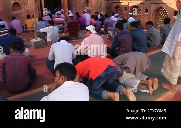 Muslims pray in Niamatullah Mosque at the grounds of Tahkhana Palace ...