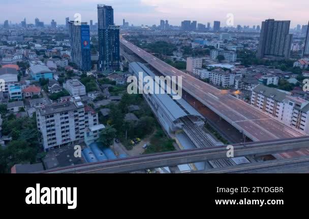 Evening imelapse of the Si Rat-Outer Ring Road Expressway, train tracks ...