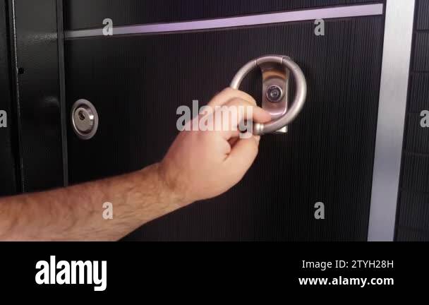 Man knocking at door Stock Videos & Footage - HD and 4K Video Clips - Alamy