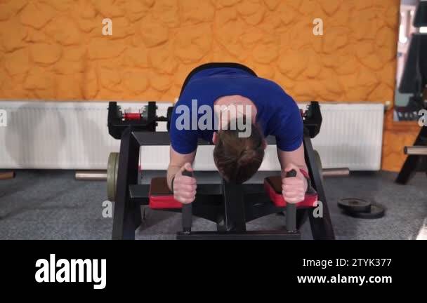 Guy bodybuilder in the gym, working with a bar, to be tightened ...