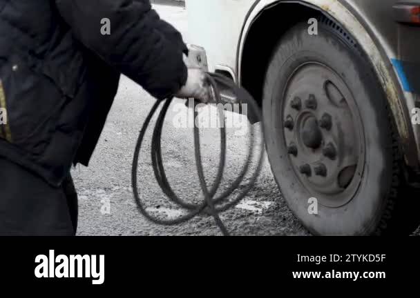 Inflatable tyre compressor with black hose and external pressure sensor ...