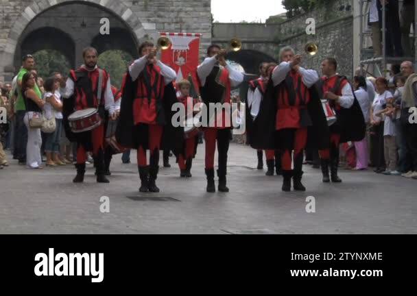 Palio del Baradello re-enacts Barbarossa's visit to his allies in Como ...