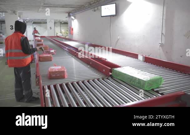 Handling boxes Stock Videos & Footage - HD and 4K Video Clips - Alamy