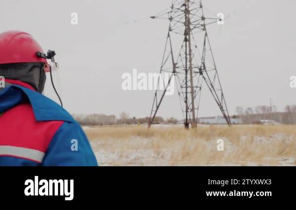 Man going repair the electric voltage cable to electrical tower Stock ...