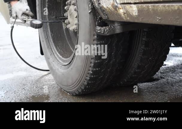 Inflatable tyre compressor with black hose and external pressure sensor ...