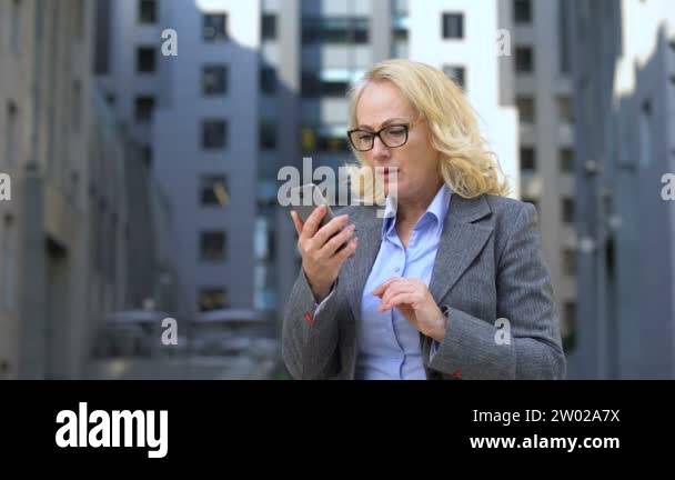 Employee trading Stock Videos & Footage - HD and 4K Video Clips - Alamy