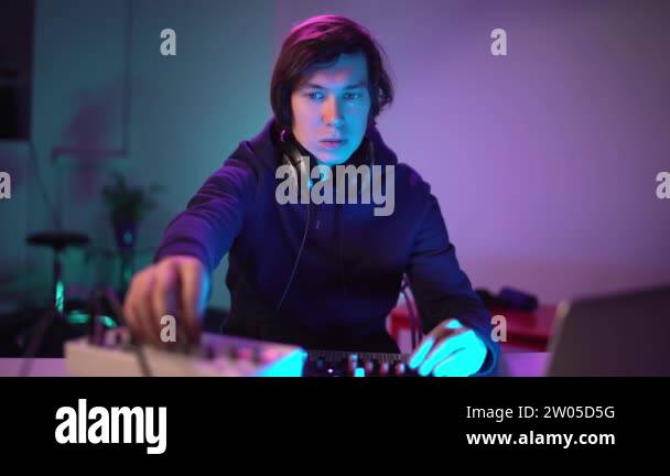 Dj workshop Stock Videos & Footage - HD and 4K Video Clips - Alamy