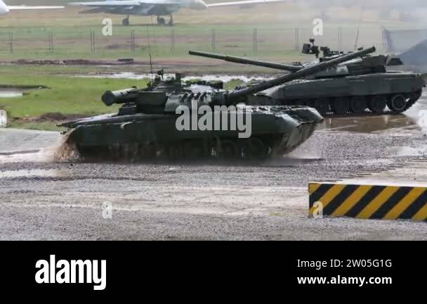 Dancing tanks T-90A and T-80U Stock Video Footage - Alamy