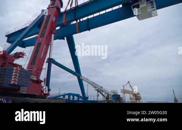 Lifting gantry Stock Videos & Footage - HD and 4K Video Clips - Alamy