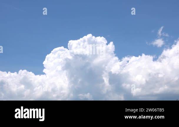 Pileus cloud Stock Videos & Footage - HD and 4K Video Clips - Alamy