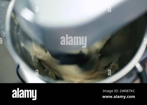 Combine off. The dough is no longer stirred. Cook picks up the bowl ...