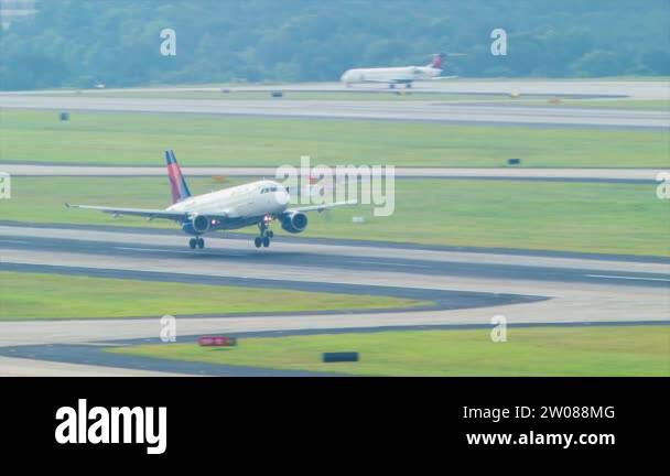 Atlanta airport airplane Stock Videos & Footage - HD and 4K Video Clips ...
