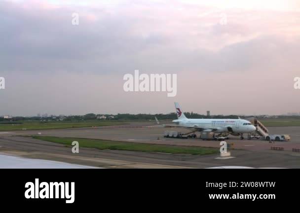 Aircraft dolly Stock Videos & Footage - HD and 4K Video Clips - Alamy