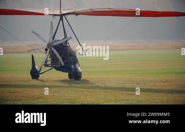 Motor hang glider Stock Videos & Footage - HD and 4K Video Clips - Alamy