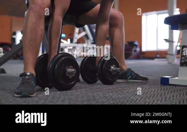 Guy bodybuilder in the gym, working with a bar, to be tightened ...