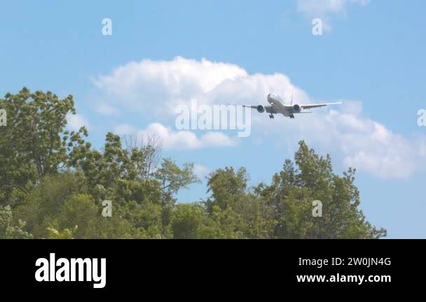 Washington, DC Qatar Boeing 777-300ER Jet Airliner on Final Approach ...
